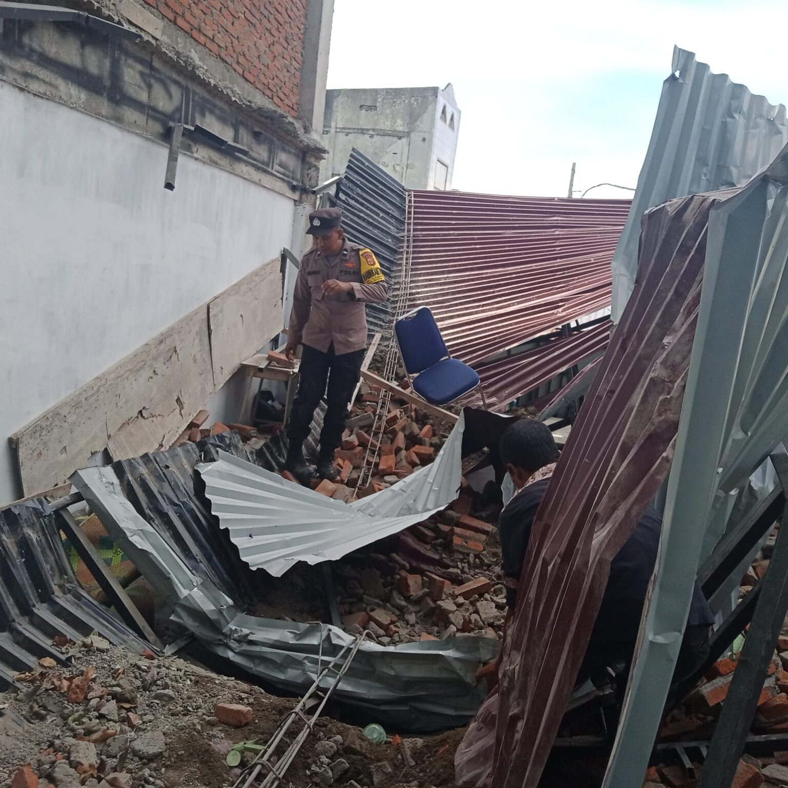 Acehherald.com - Tombak Layar Bangunan MIN Ambruk, 11 Murid Dilarikan ...